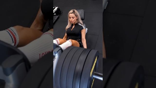 Классика ноги
#fitnessgoals #fitgirl #squats