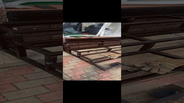 Монтаж ограждения Woodvex на входной лестнице. Собрали и выставили металлический каркас.