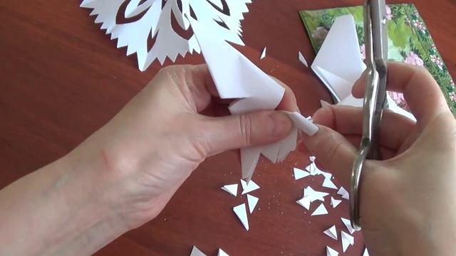 Делаем новогодние снежинки.