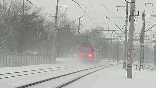 Электровоза 2ЭС6-1323 и ЭП2К-246 с двухэтажным поездом Адлер – Москва на станции МЦД Косино