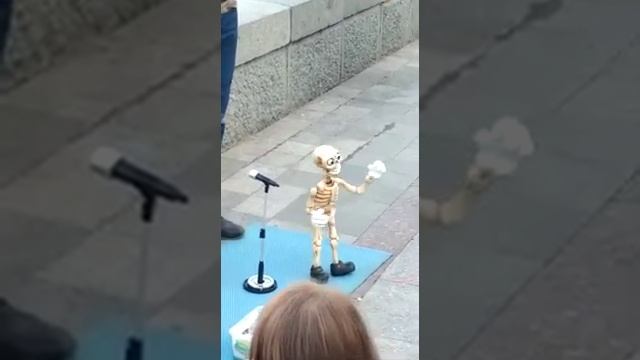 Скелет танцует и поет.
