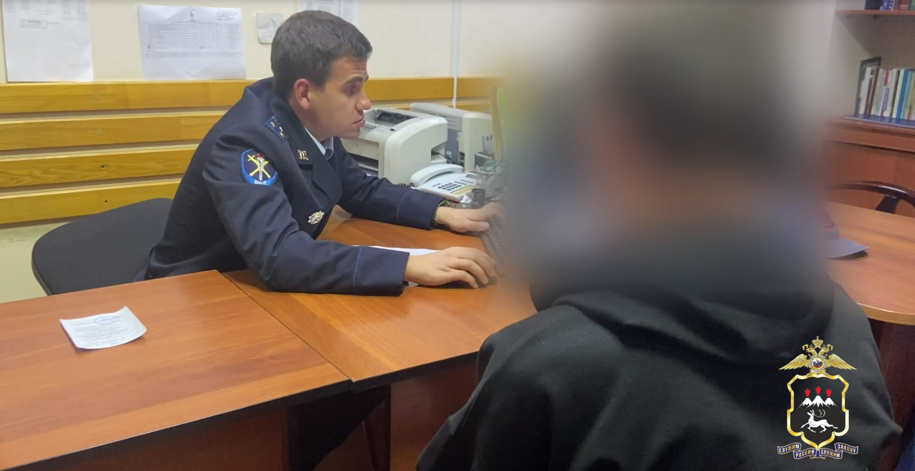 На Камчатке полицейские задержали курьера мошенников, похитившего у пенсионеров почти четыре миллион