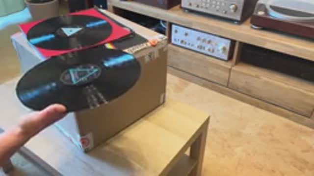 Cамое важное при покупке б/у винила! Открыли - оценили.