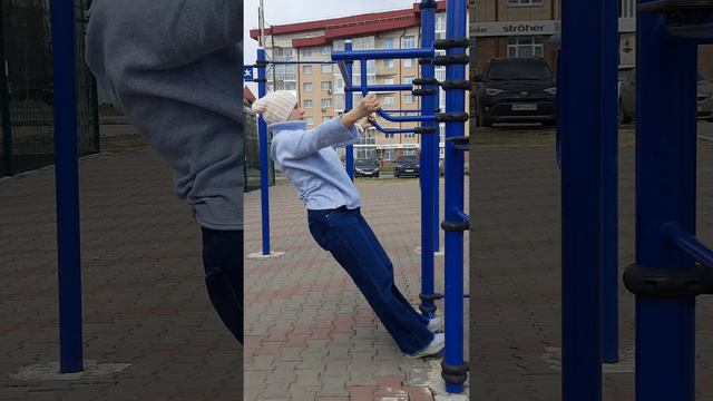 Приседания у шведской стенки при болях в спине