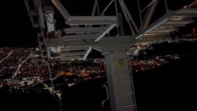 Геленджик парк Олимп. Спуск в открытых подъемниках ночью.