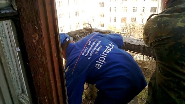 Демонтаж разрушенного парапета ограждения балкона