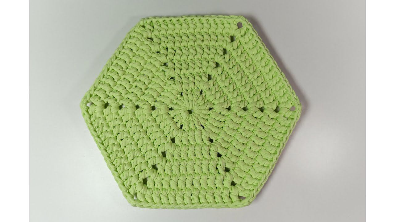 Вязаная шестиугольная салфетка крючком