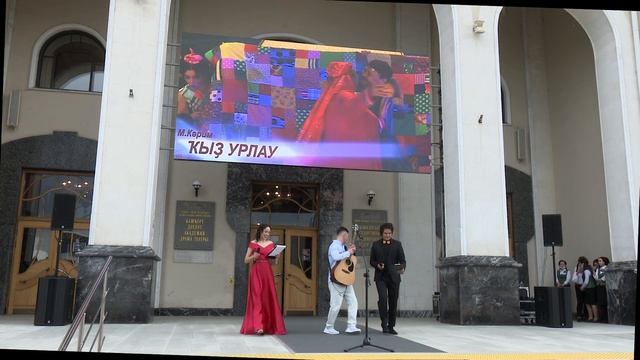 Закрытия 102-го театрального сезона на площади перед театром состоялся праздничный концерт