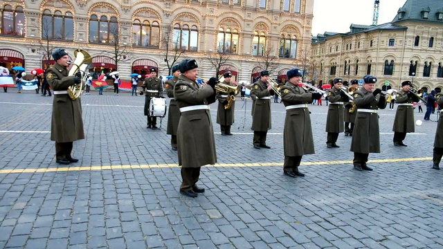Военный оркестр на Красной площади - звучит вальс "В городском саду"