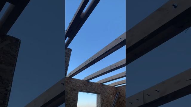 Монтаж деревянной балки перекрытия