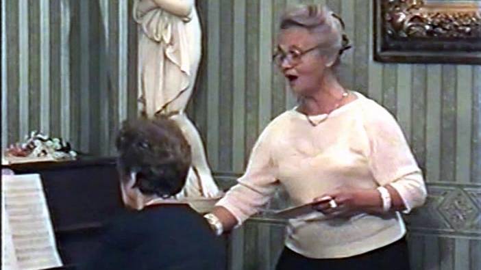 "Вот и время свершений пришло" (запись 1999 г.). Поет Лидия Савченко, аккомпанирует Дьяченко М. П.