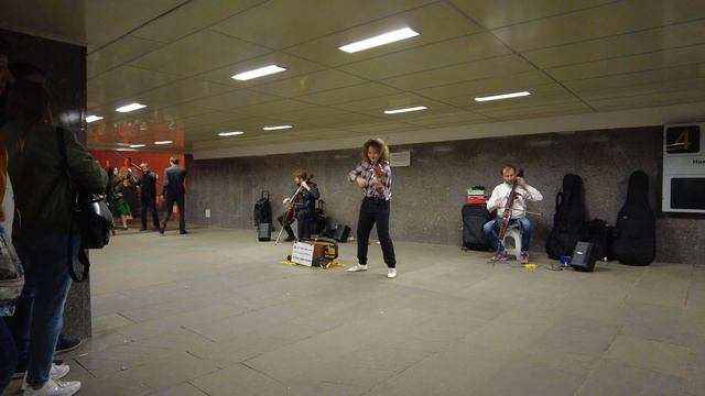 Уличные музыканты в Москве на Старом Арбате He's A Pirate.mkv