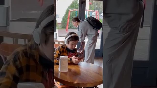 30/04/2022 Анжелина Джоли приехала во Львов. Её заметили в кофейне