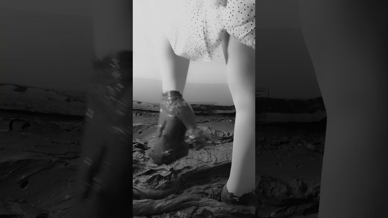 Девушка в грязи