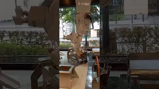 Робот делает Хот-дог