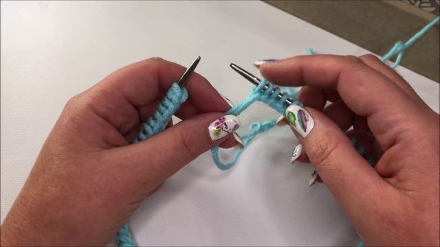 Как замкнуть вязание в круг при помощи дополнительной петли. Делаем правильно