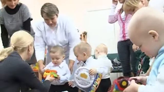 Предприниматели и школьники подарили подарки Дому ребенку. Ноябрь 2011 год.