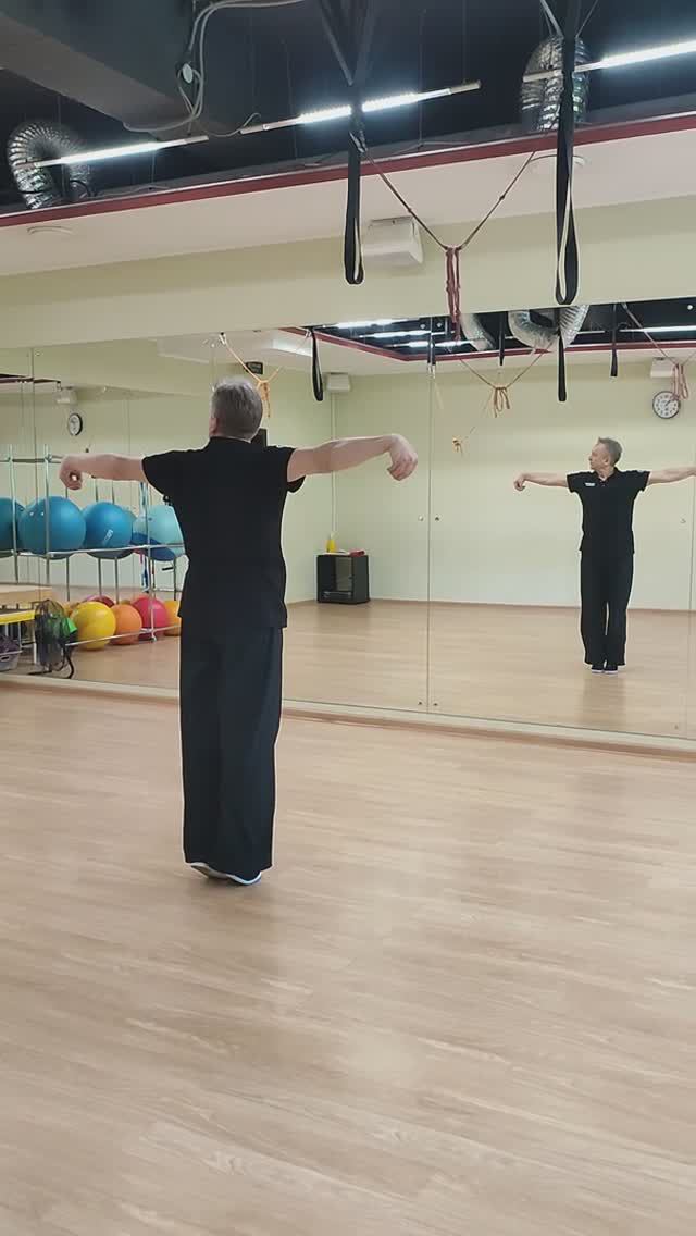 Пропев, золотой петух оповещает рассвет