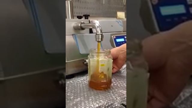 Кондитерский дозатор DOSATEC дозирует мед