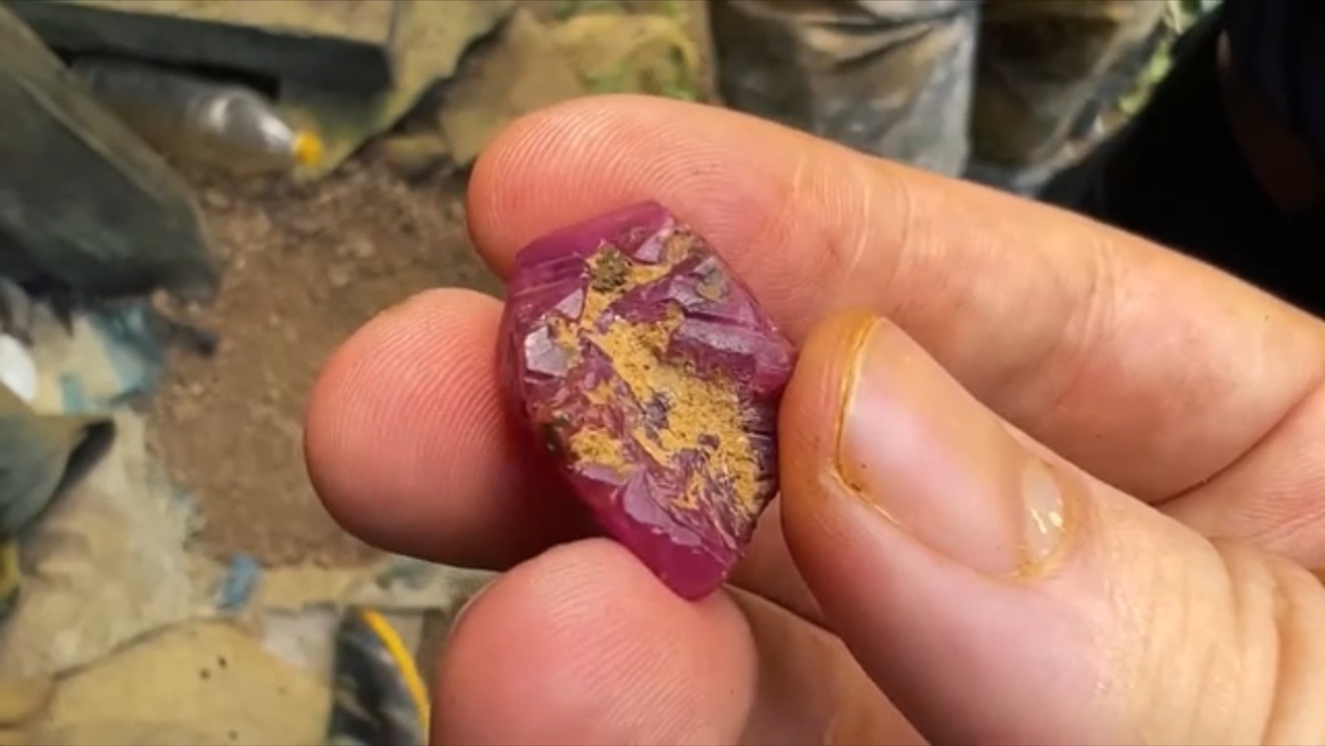 Добыча шпинели и корундов. Вьетнам. Часть 1.