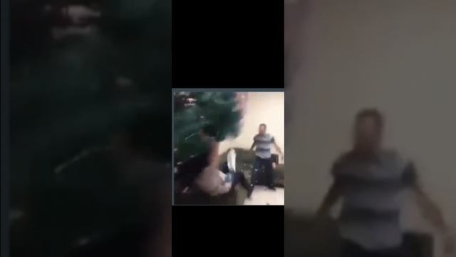 разбирать ёлку или нет?#Мем #Мемы #Приколы #Мемчик #шутка #Меме #шуточка #Gif