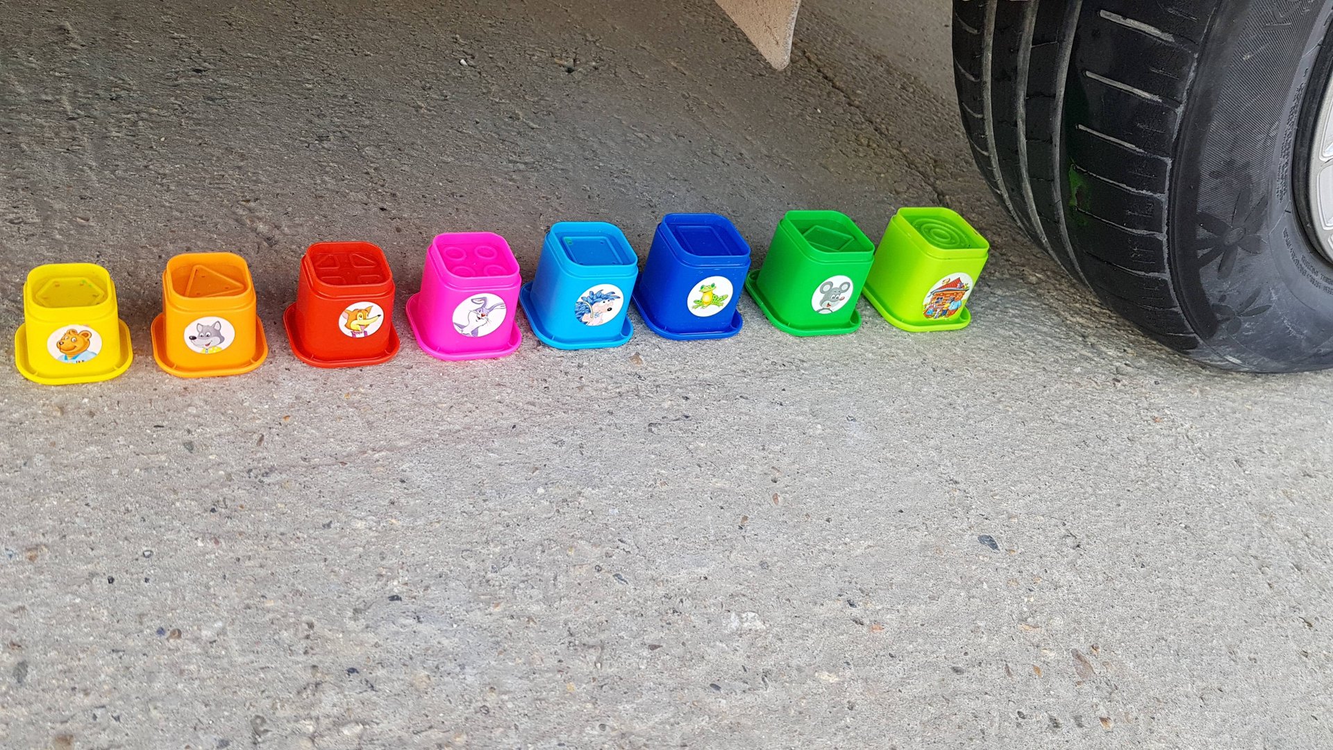 Раздавили колесом машины детские игрушки, краш-тест игрушек