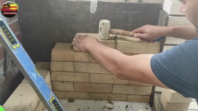 7 часть Алексей собирает стенки и первый зуб мангала из огнеупорного кирпича Пошаговая сборка .mp4
