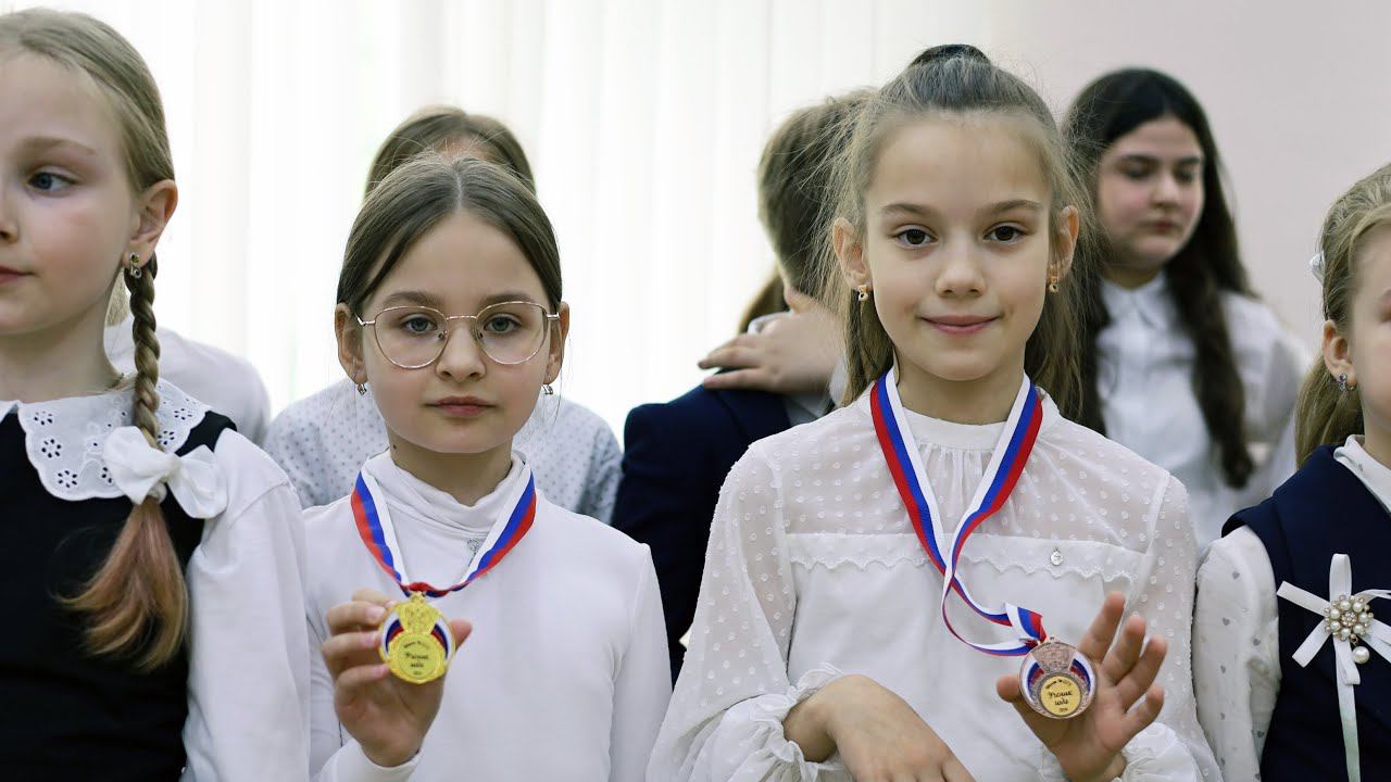 Вручение медалей «ученик года» выпускникам 4 «Д» класса, школы №1575