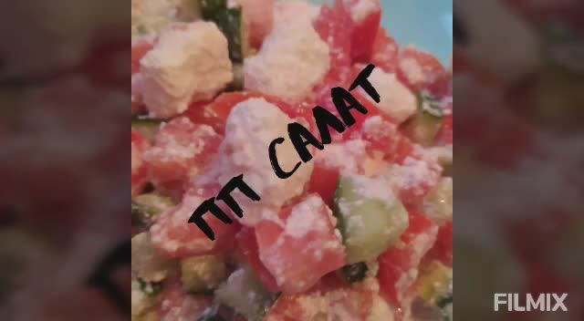 Салат творог с овощами.