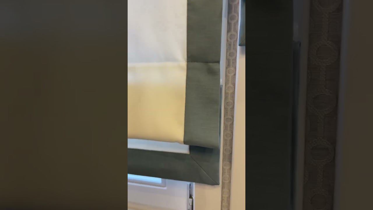 Римские шторы в спальню загородного дома. Просто и лаконично!