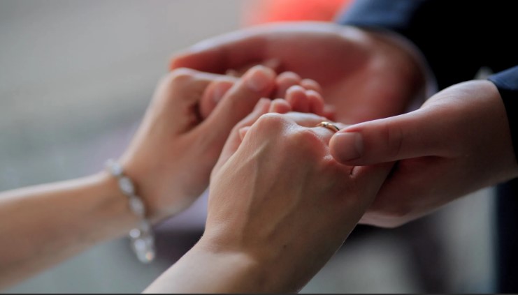 Всегда найдется женская рука - стих Евгения Евтушенко.