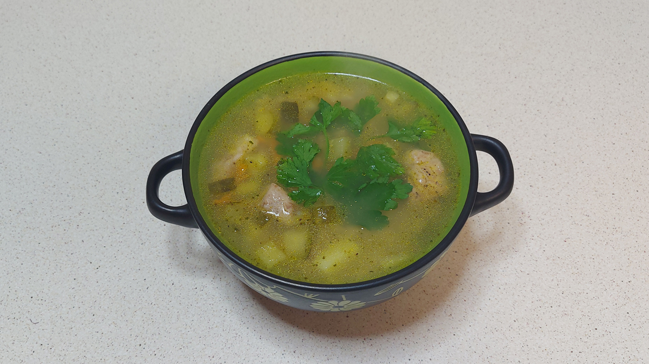 Рассольник с перловкой и солеными огурцами.