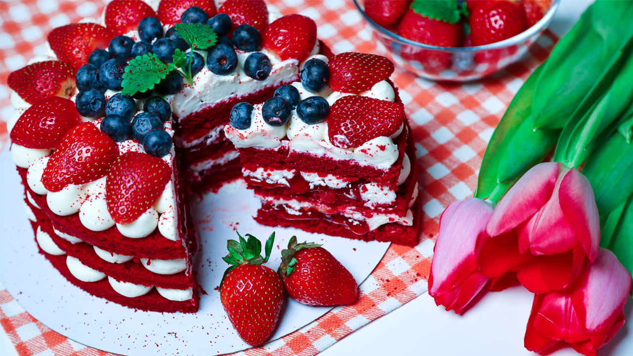 ТОРТ красный бархат НА 8 МАРТА. Красный бархат с клубникой и сливочно-творожным кремом внутри.