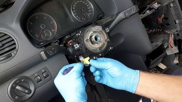 Volkswagen Caddy снятие руля, переключатель поворотов и замка зажигания..mp4