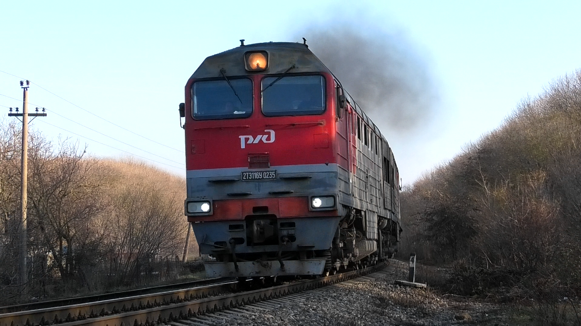 2ТЭ116У-0235 с небольшим грузовым поездом и приветливой бригадой