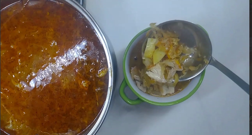 "Нетрадиционные" щи с пригаром из свежей капусты: навсегда попадают в домашнее меню