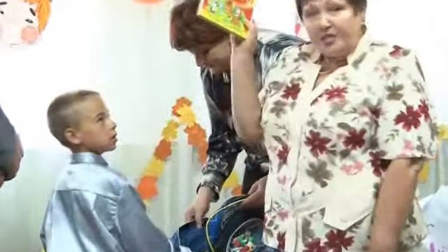 Местные чиновники и отдел социальной защиты населения подарили детям подарки. Сентябрь 2011 год.