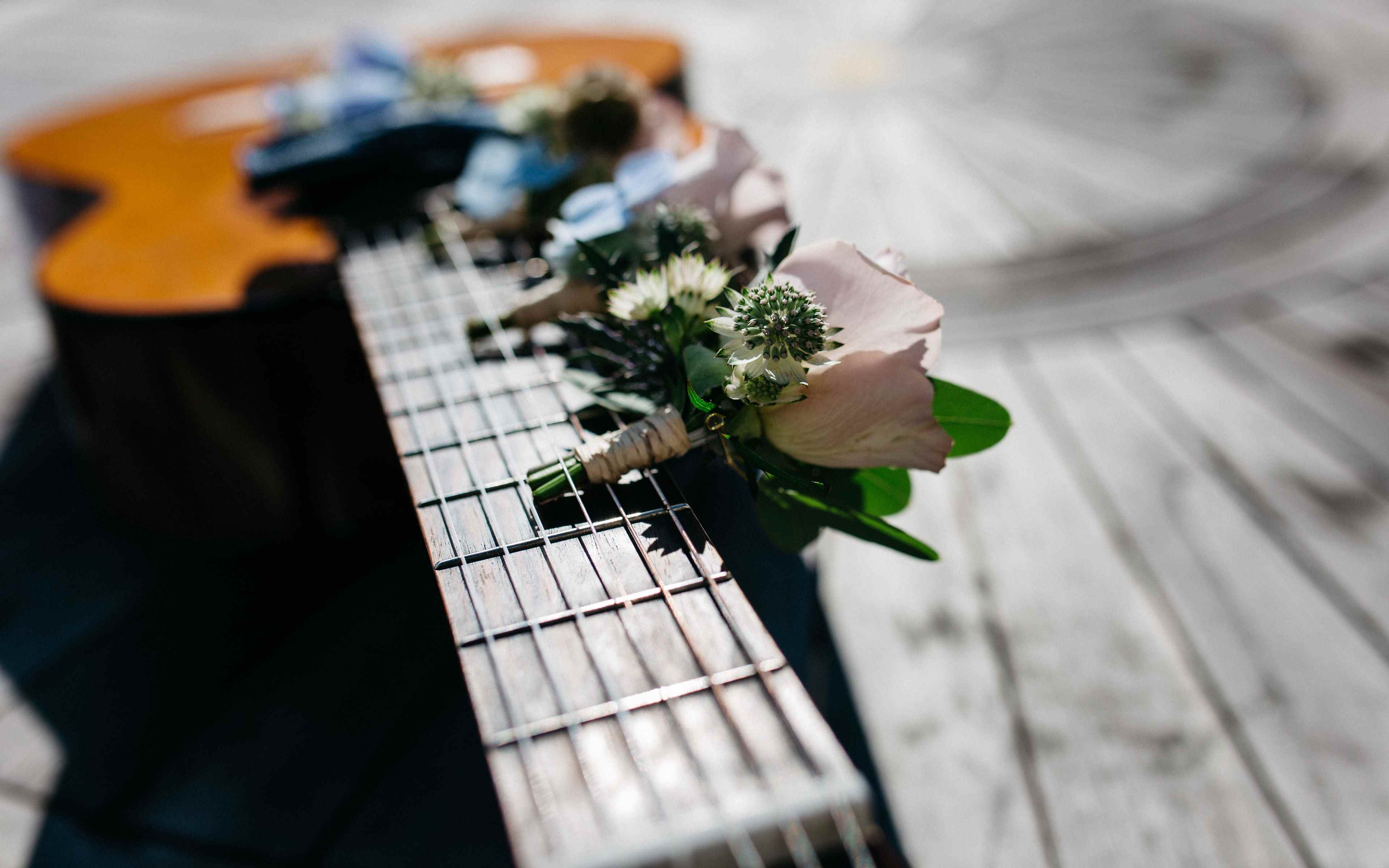 Загрустив, возьму гитару