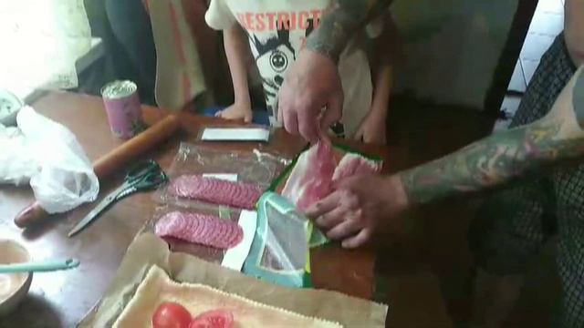 Тима помогает готовить и жрать пицу!