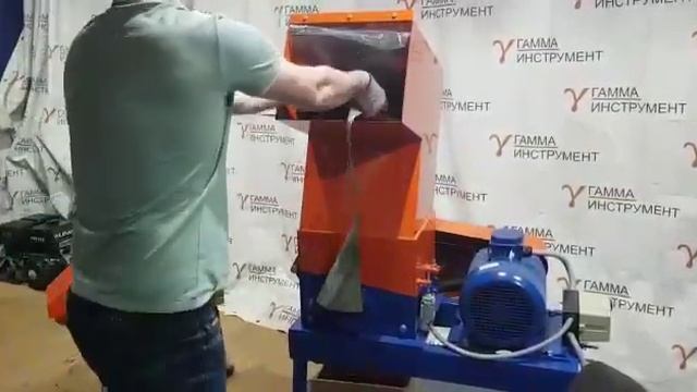 Дробилка измельчитель резины в крошку модель МИГ-300 толщина резины 10 мм.mp4