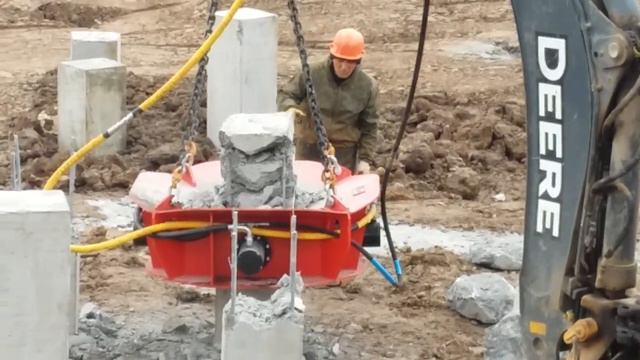 Экскаватор погрузчик John Deere со сваерезкой