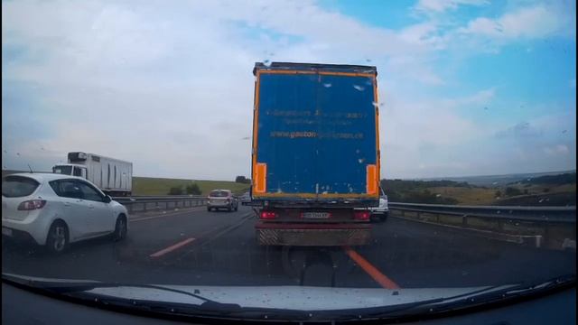 Дальнобой с Украины проучил обочечников