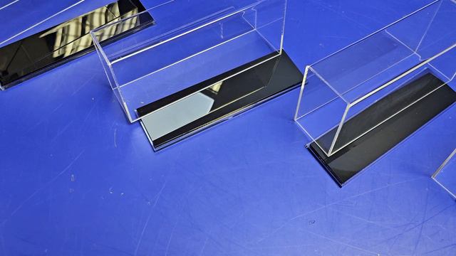 Акриловые коробочки с основанием чёрного цвета.