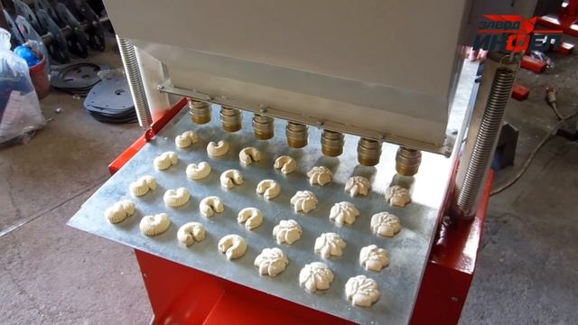 Отсадка печенья разной формы через латунные форсунки на MB-800.mkv