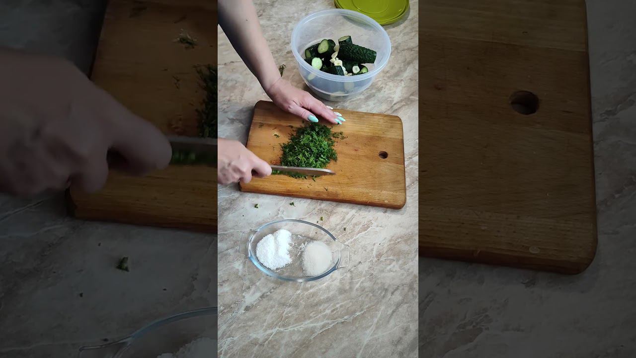 Малосолим огурцы сухим способом #shorts #огурцы #быстро #вкусно