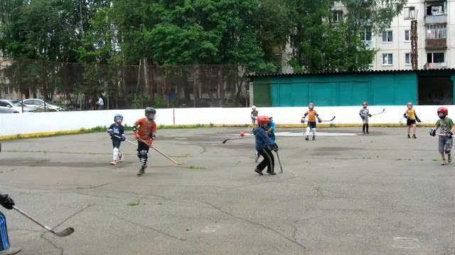 Хоккей тренировка июль 2011 г Ижсталь 2002 песня Треня.mp4