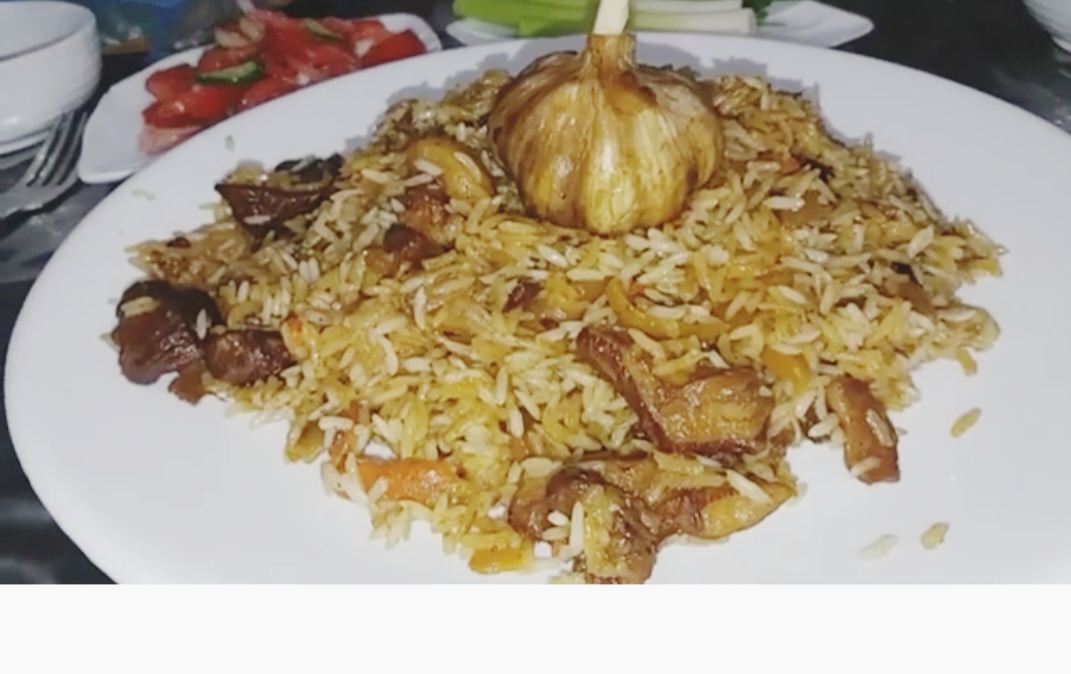 Готовим плов в чайхане.