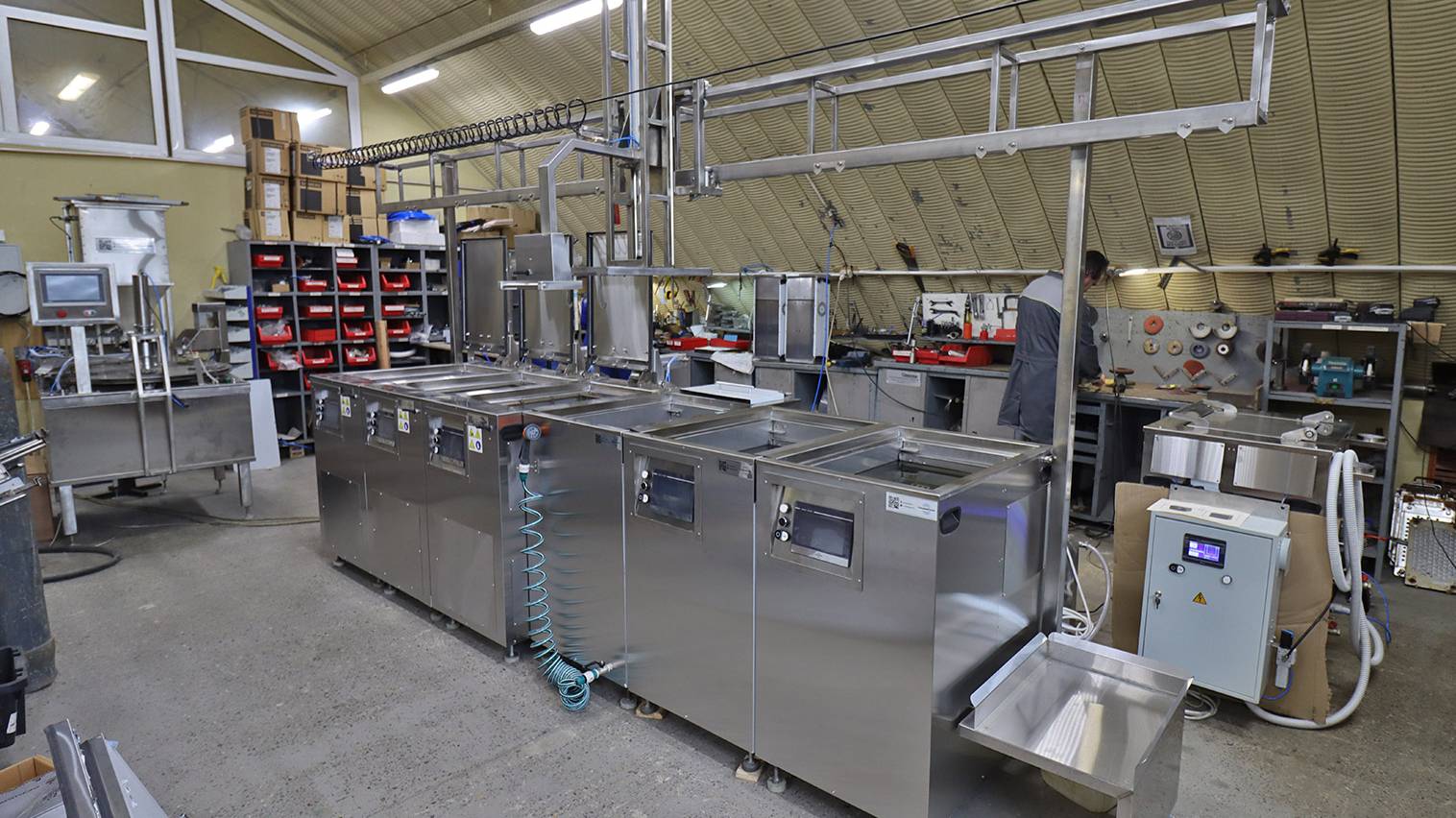 Ультразвуковая линия очистки 6-ти позиционная полуавтомат для очистки деталей авиадвигателей