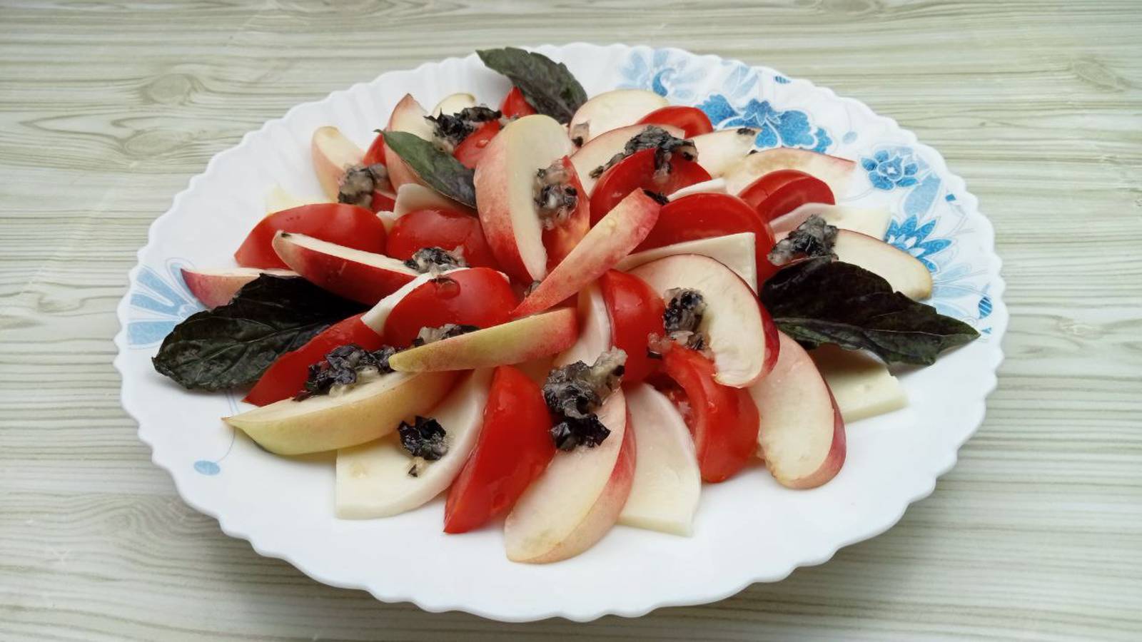 Салат с нектаринами и моцареллой