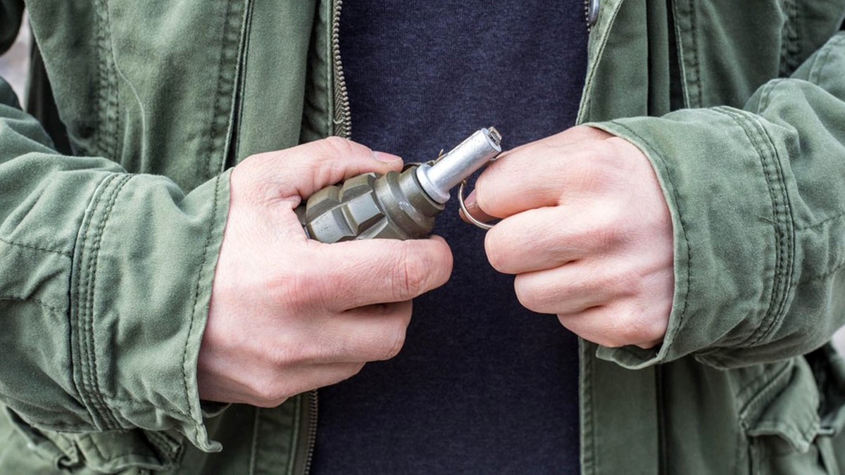 Бросил гранату в мобилизованных